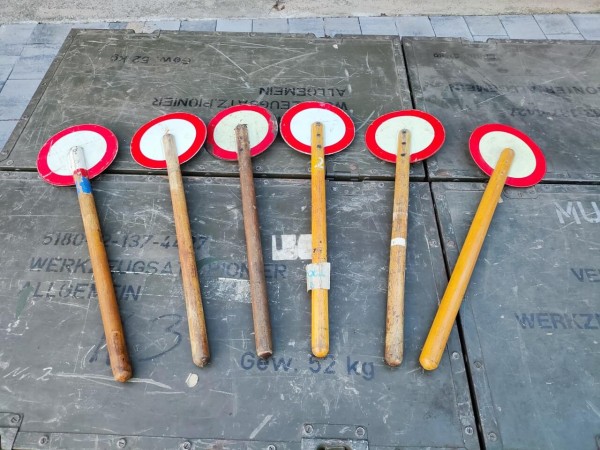 Bundeswehr Winkerkelle mit Stiel | Bundeswehr | G-Classicparts